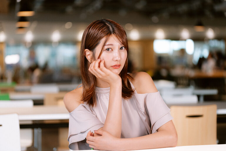 NMB48卒業後、就活でキー局全落ちも「ABEMAアナ」で人気の瀧山あかねとは。 | スタジオパーソル